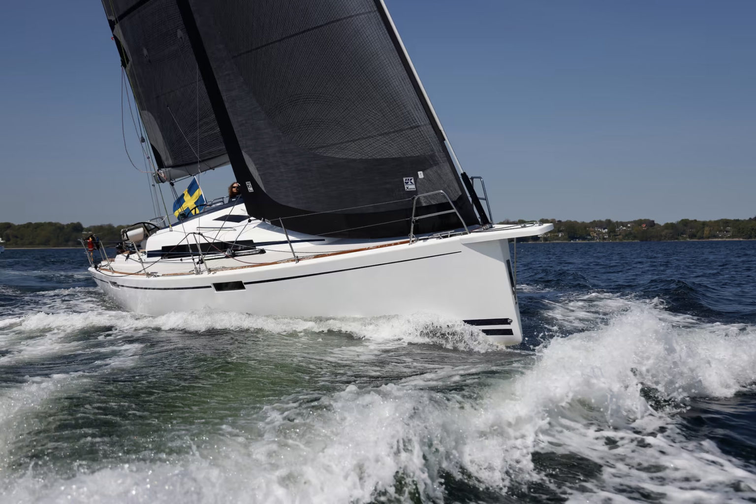 Arcona 385 - Yacht - Relaxing to Cruise Thrilling to Race